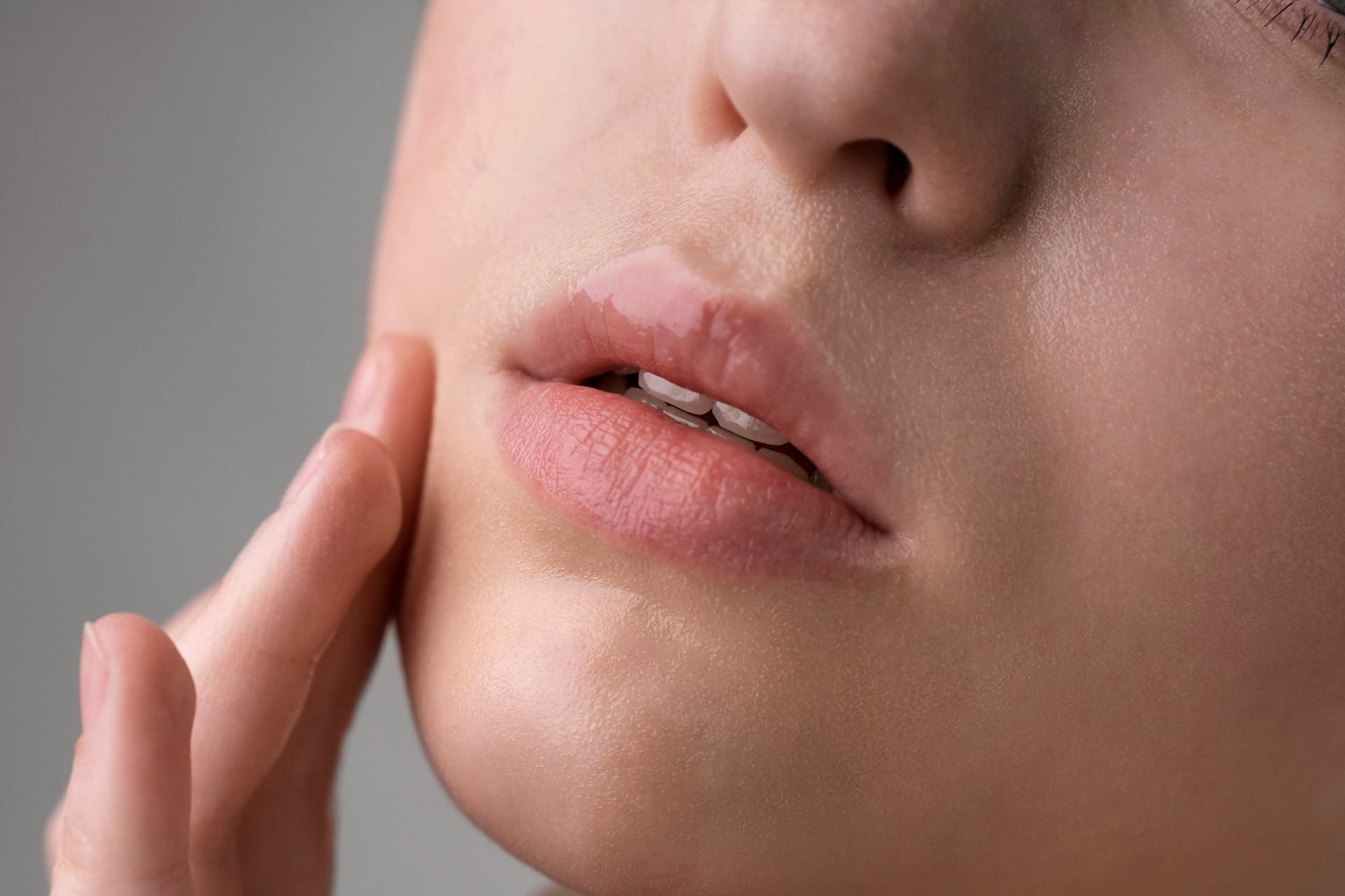 Causes of Lip Dryness: Why Your Lips Feel Dry and How to Treat It